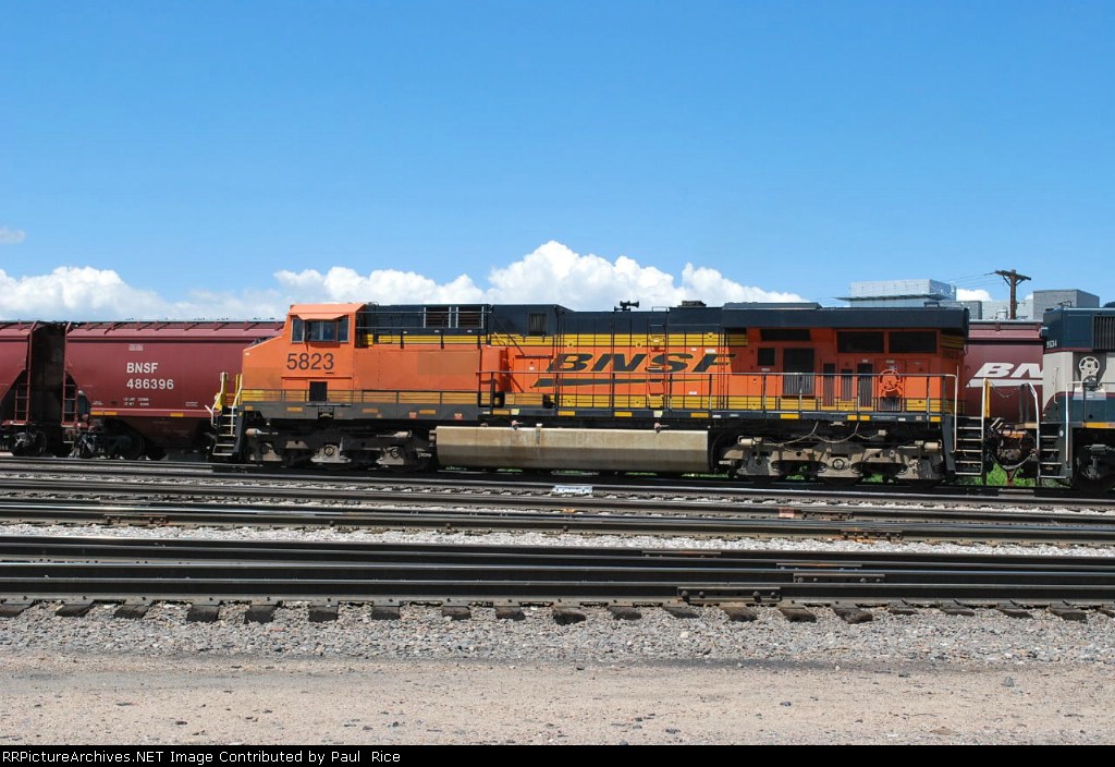BNSF 5823